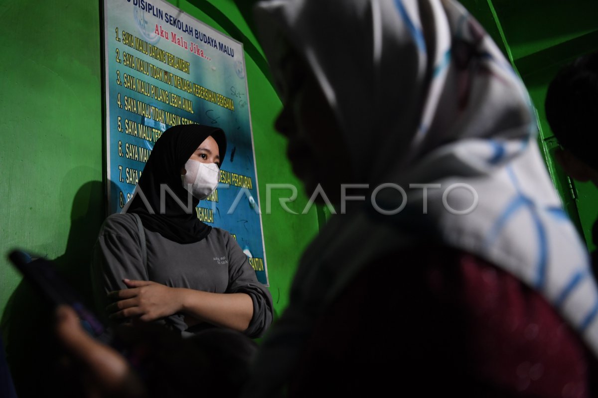 Keluarga korban kecelakaan bus | ANTARA Foto Keluarga korban kecelakaan bus | ANTARA Foto
