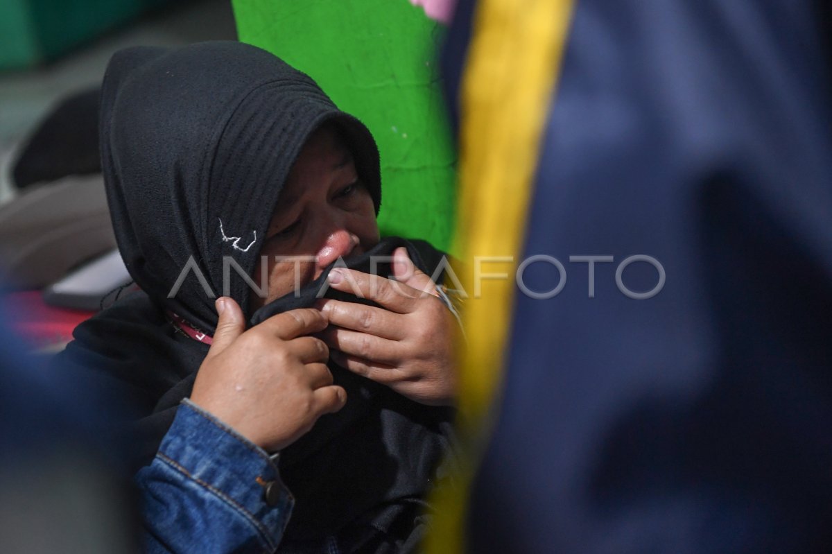 Keluarga korban kecelakaan bus datangi SMK Lingga Kencana | ANTARA Foto Keluarga korban kecelakaan bus datangi SMK Lingga Kencana | ANTARA Foto