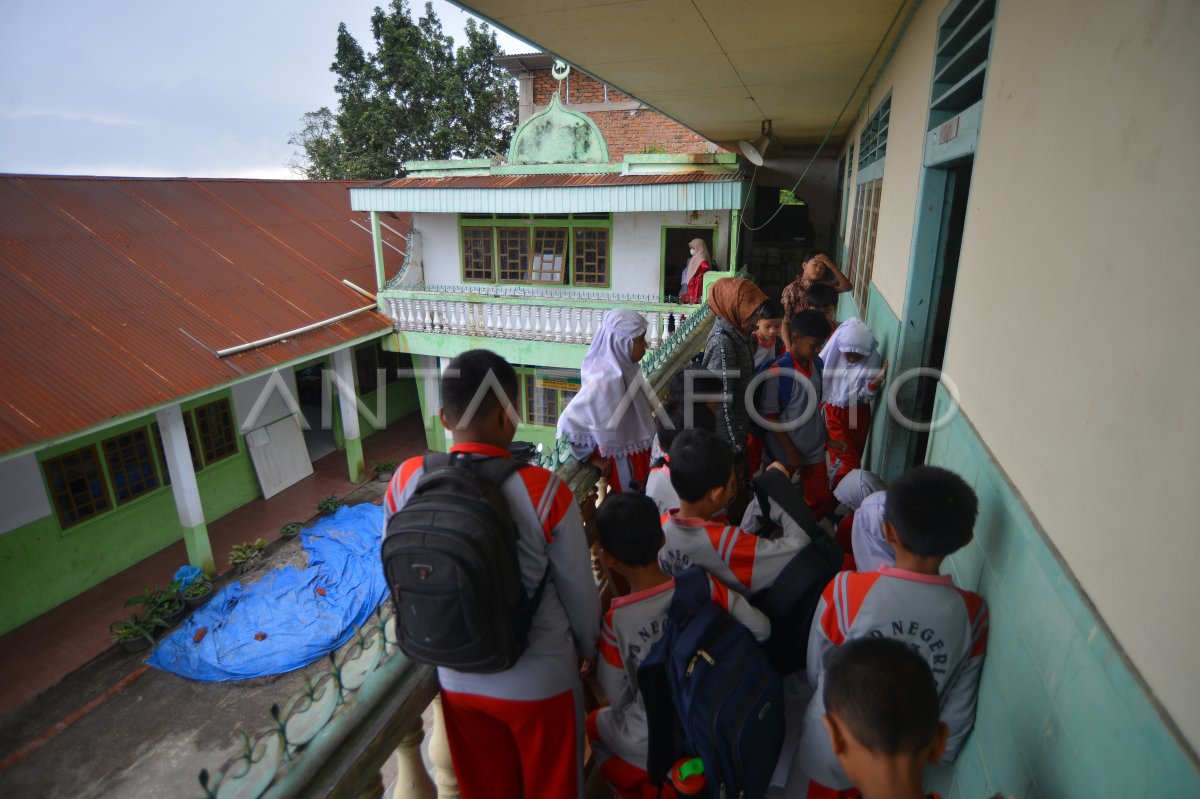 Siswa SD menumpang belajar di sekolah lain | ANTARA Foto
