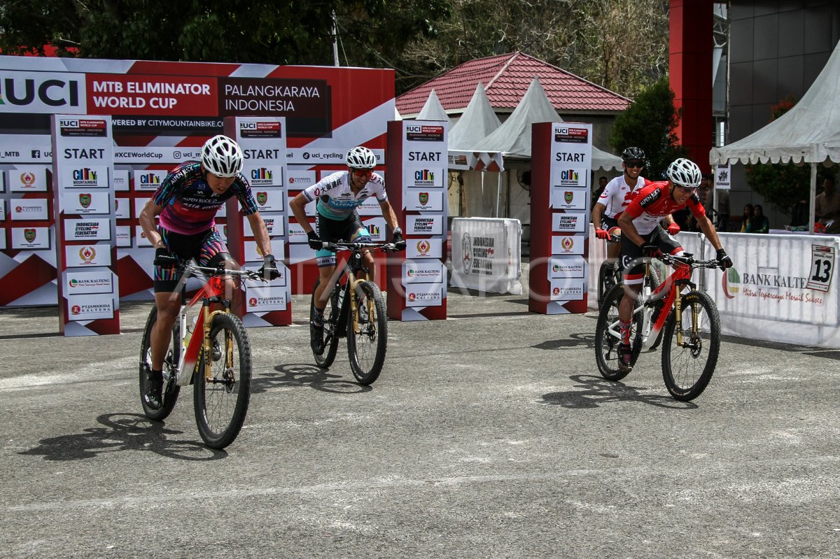 Sesi latihan pembalap sepeda UCI MTB | ANTARA Foto