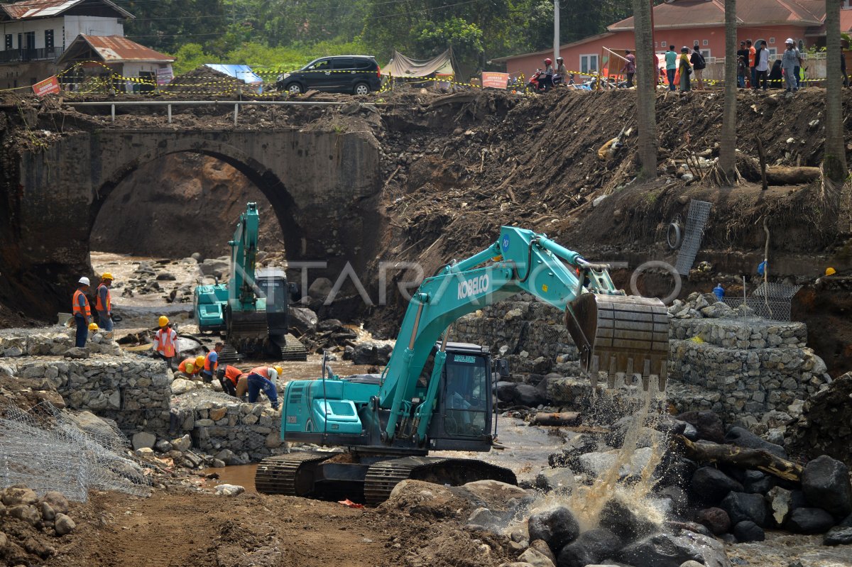 Normalisasi sungai pasca banjir bandang di Tanah Datar | ANTARA Foto