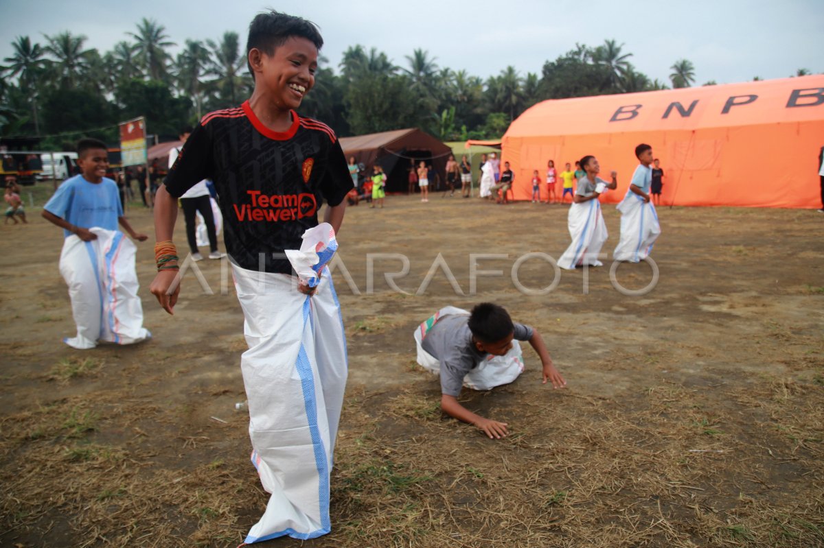 Lomba balap karung untuk pengungsi Gunung Ibu | ANTARA Foto
