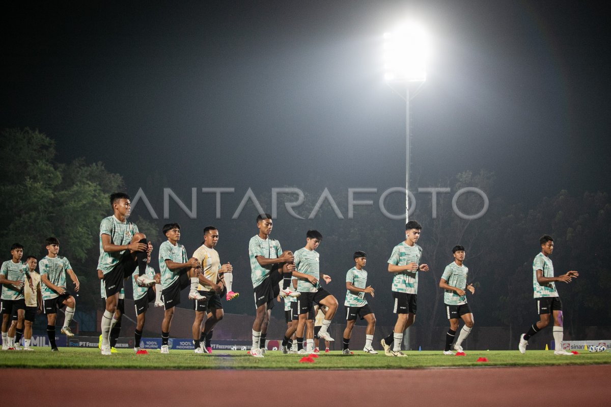 Latihan Timnas Indonesia U-16 jelang lawan Laos | ANTARA Foto Latihan Timnas Indonesia U-16 jelang lawan Laos | ANTARA Foto