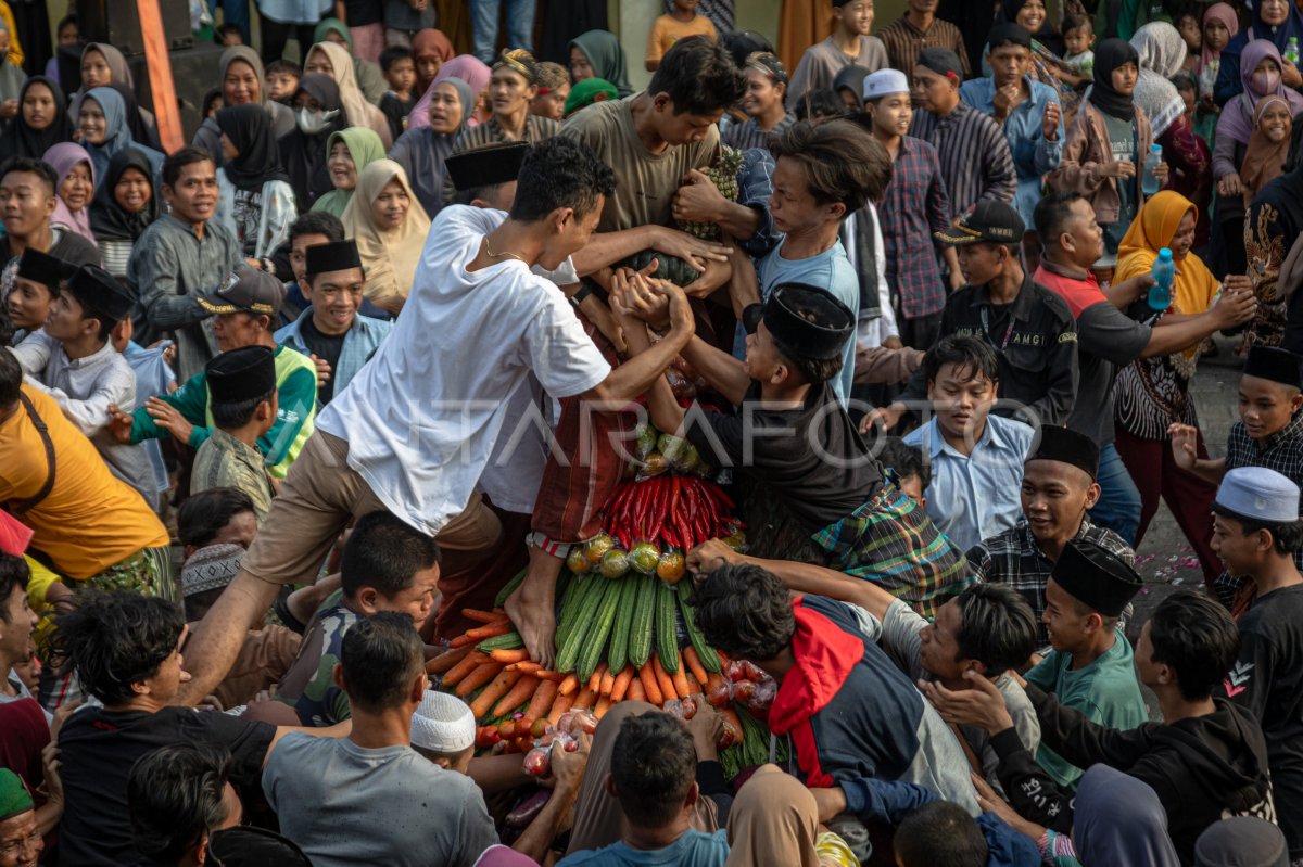 Tradisi grebeg sura kasepuhan Girikusumo | ANTARA Foto Tradisi grebeg sura kasepuhan Girikusumo | ANTARA Foto