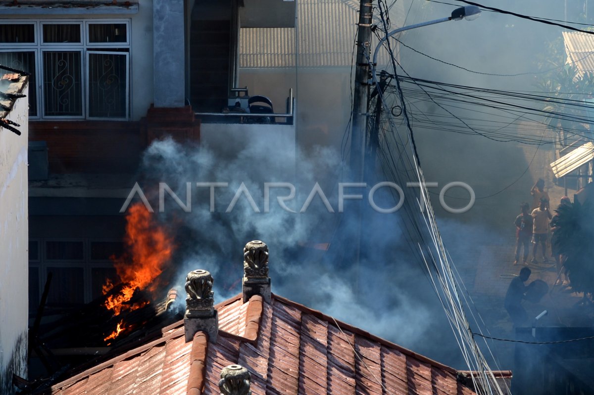 Kebakaran gedung Universitas Udayana Bali | ANTARA Foto Kebakaran gedung Universitas Udayana Bali | ANTARA Foto