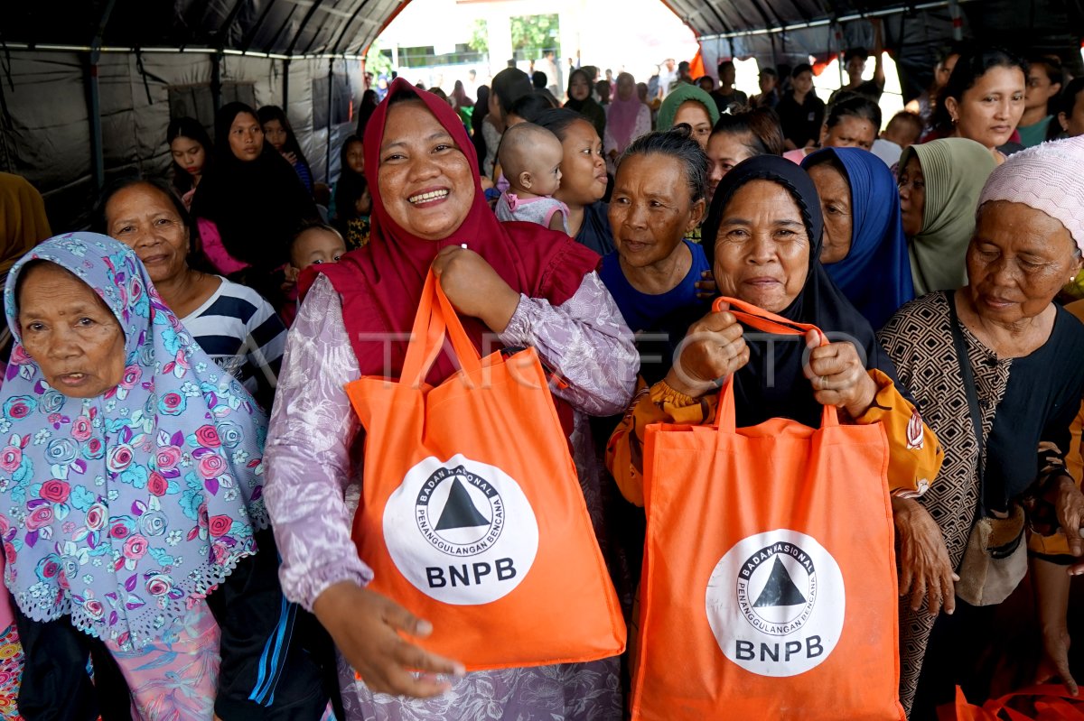 Kepala BNPB serahkan bantuan korban banjir | ANTARA Foto