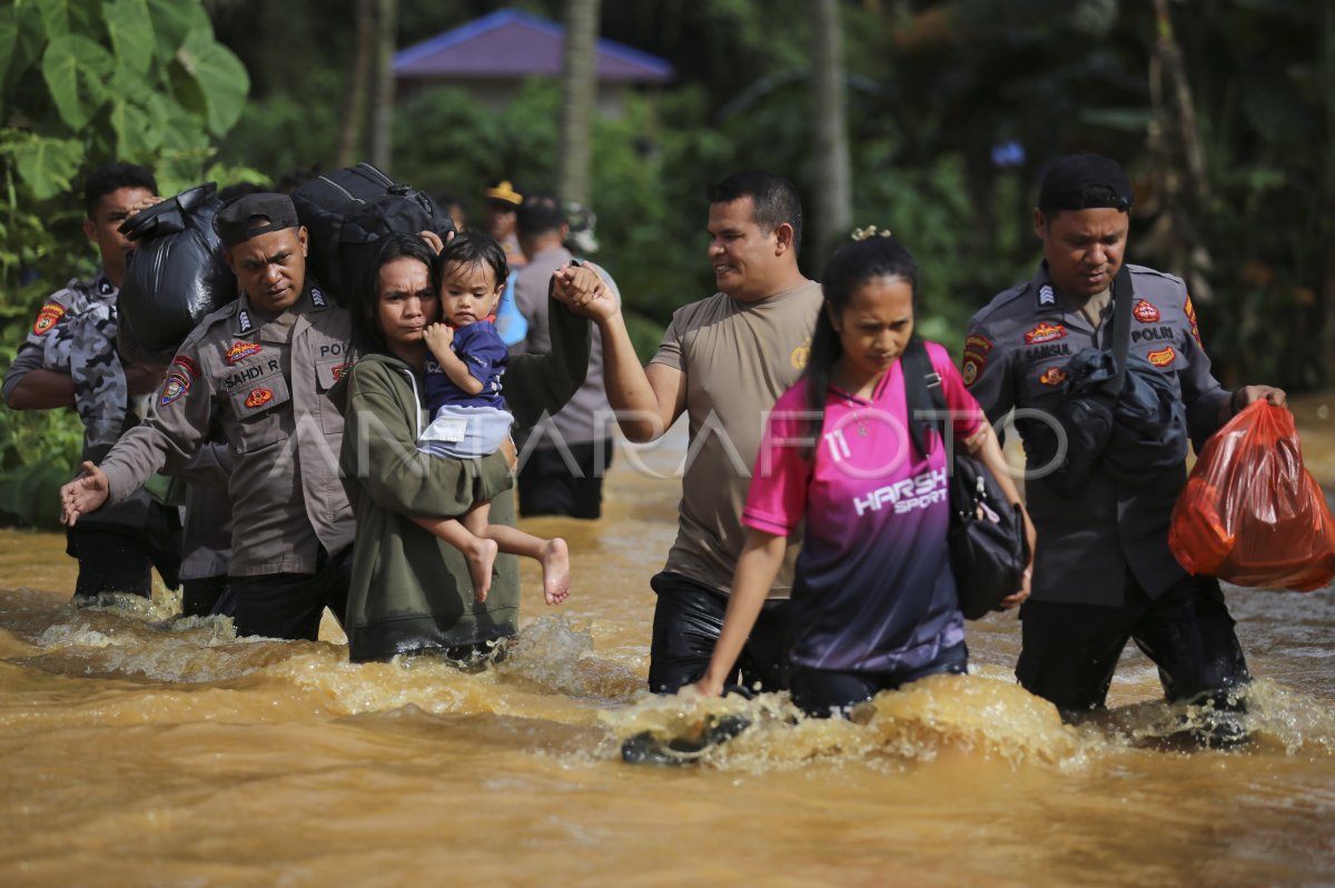 Penanganan dampak banjir di Halmahera Tengah | ANTARA Foto