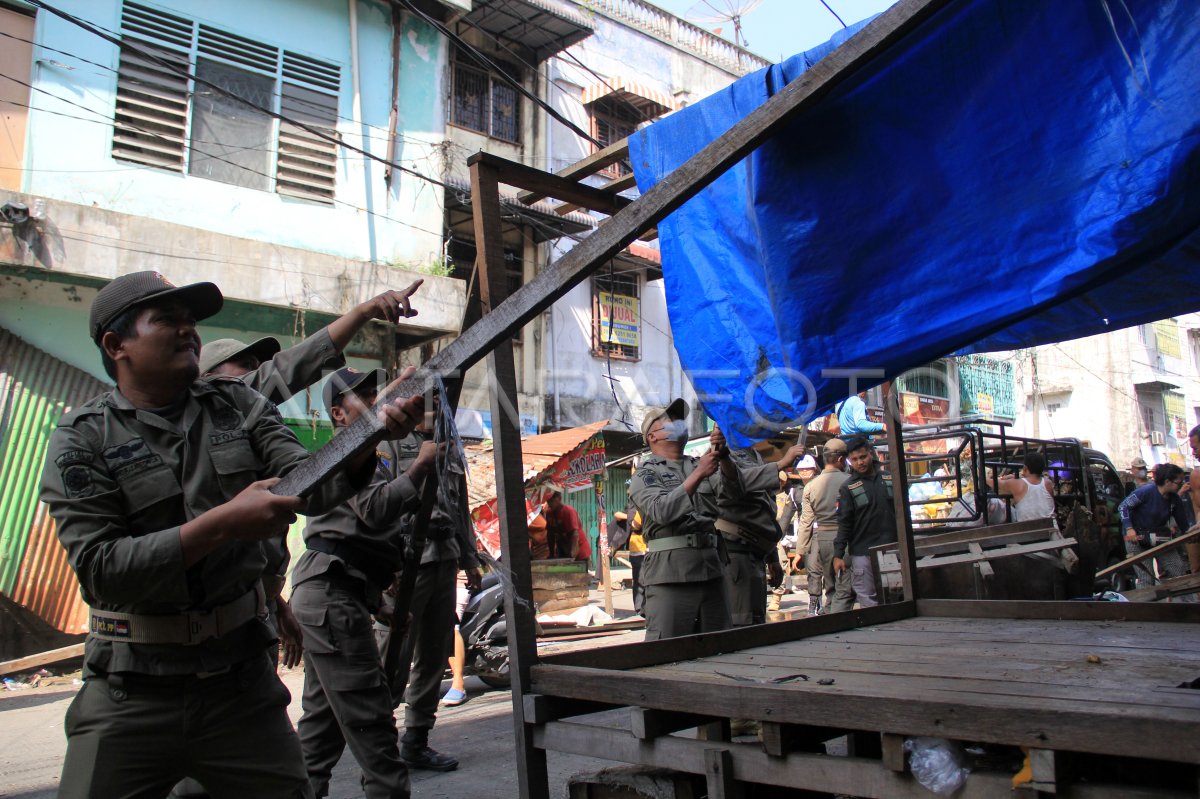 Penertiban PKL di Medan | ANTARA Foto Penertiban PKL di Medan | ANTARA Foto