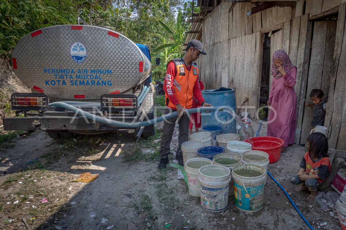Distribusi air bersih di wilayah terdampak kekeringan | ANTARA Foto