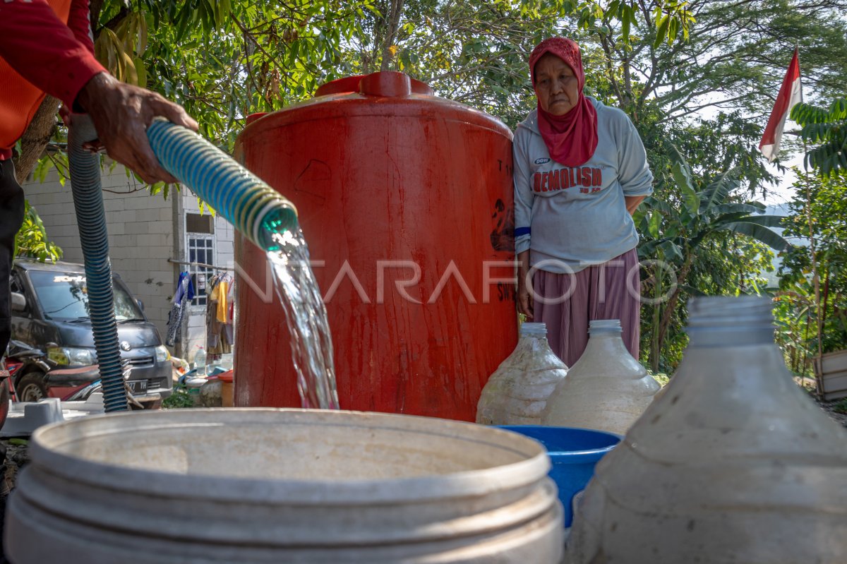 Distribusi air bersih di wilayah terdampak kekeringan | ANTARA Foto
