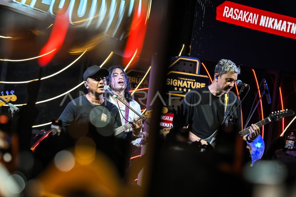 Konser kolaborasi Barasuara dan Efek Rumah Kaca | ANTARA Foto