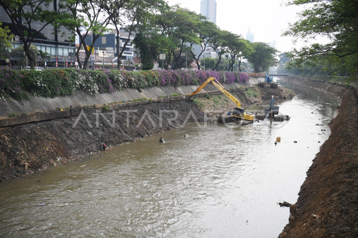 Pengerukan Kali Ciliwung | ANTARA Foto