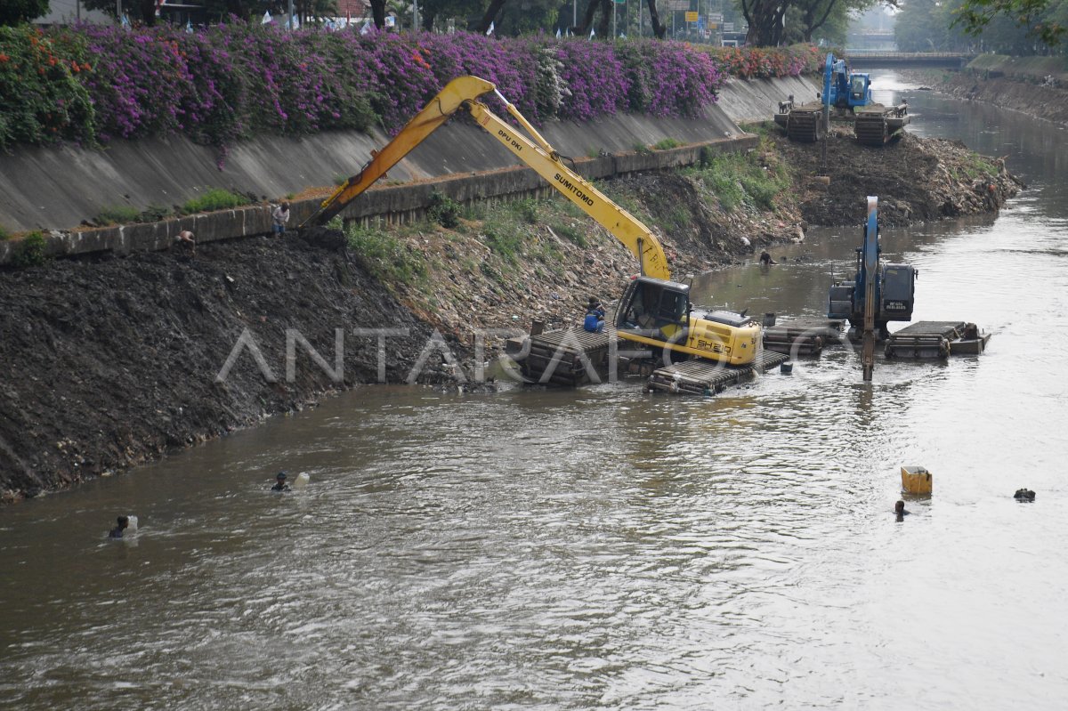 Pengerukan Kali Ciliwung | ANTARA Foto