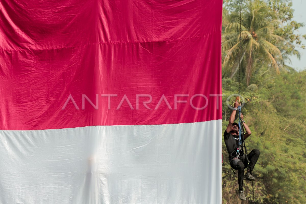 Pembentangan bendera Merah Putih di Sungai Cimandiri Sukabumi | ANTARA Foto