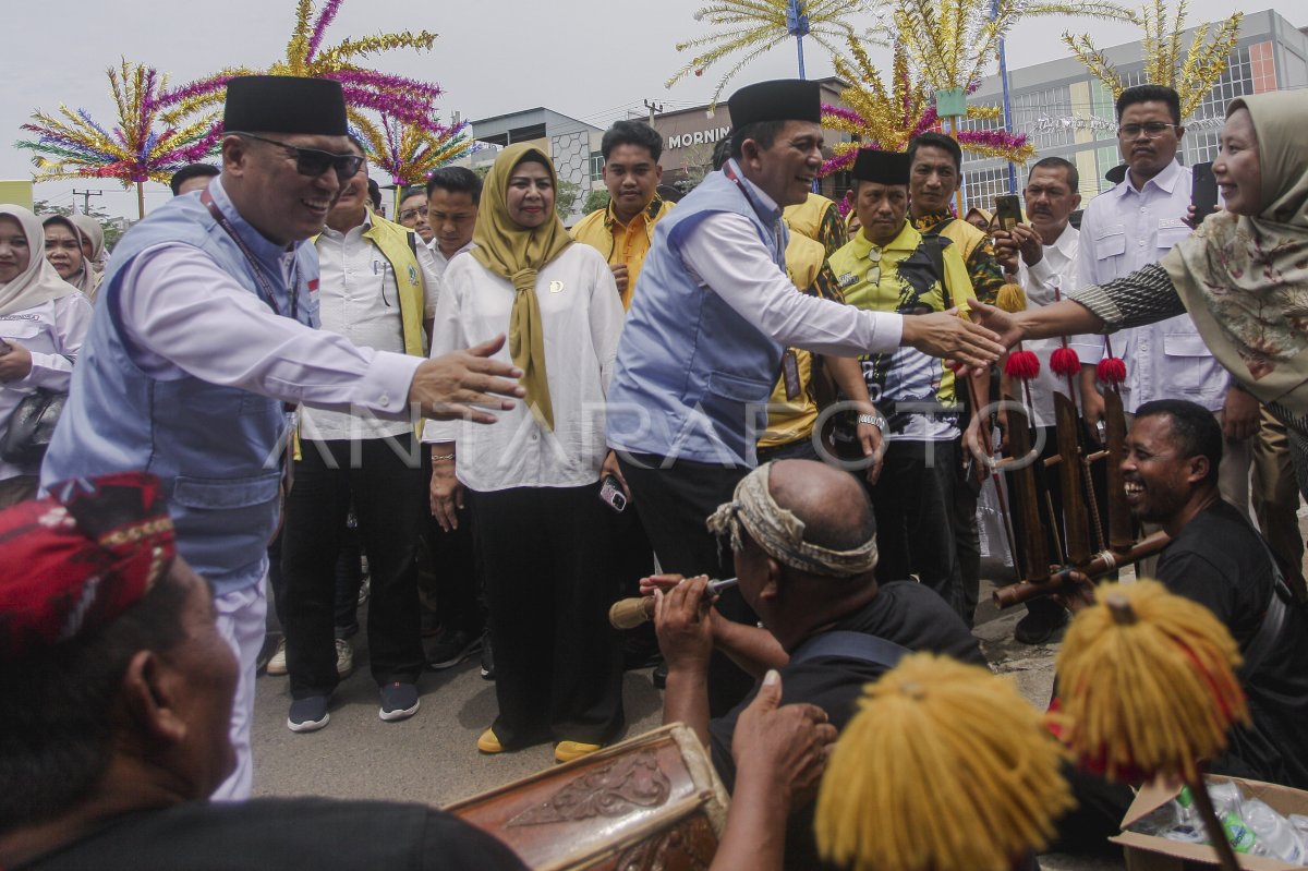 Ansar Ahmad-Nyanyang Haris Pratamura mendaftar Pilgub Kepri | ANTARA Foto Ansar Ahmad-Nyanyang Haris Pratamura mendaftar Pilgub Kepri | ANTARA Foto
