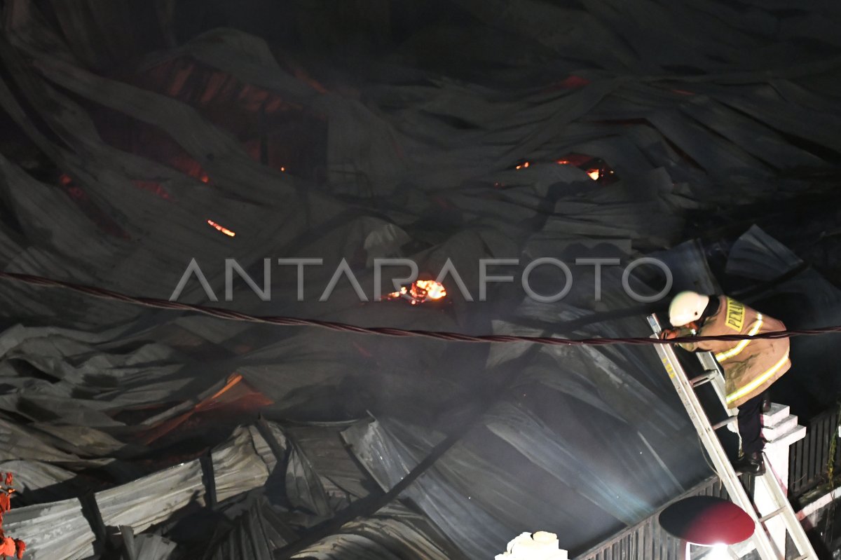 Kebakaran gudang kayu dan besi | ANTARA Foto