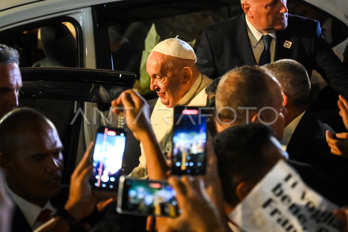 Paus Fransiskus tinggalkan Gereja Katedral Jakarta | ANTARA Foto