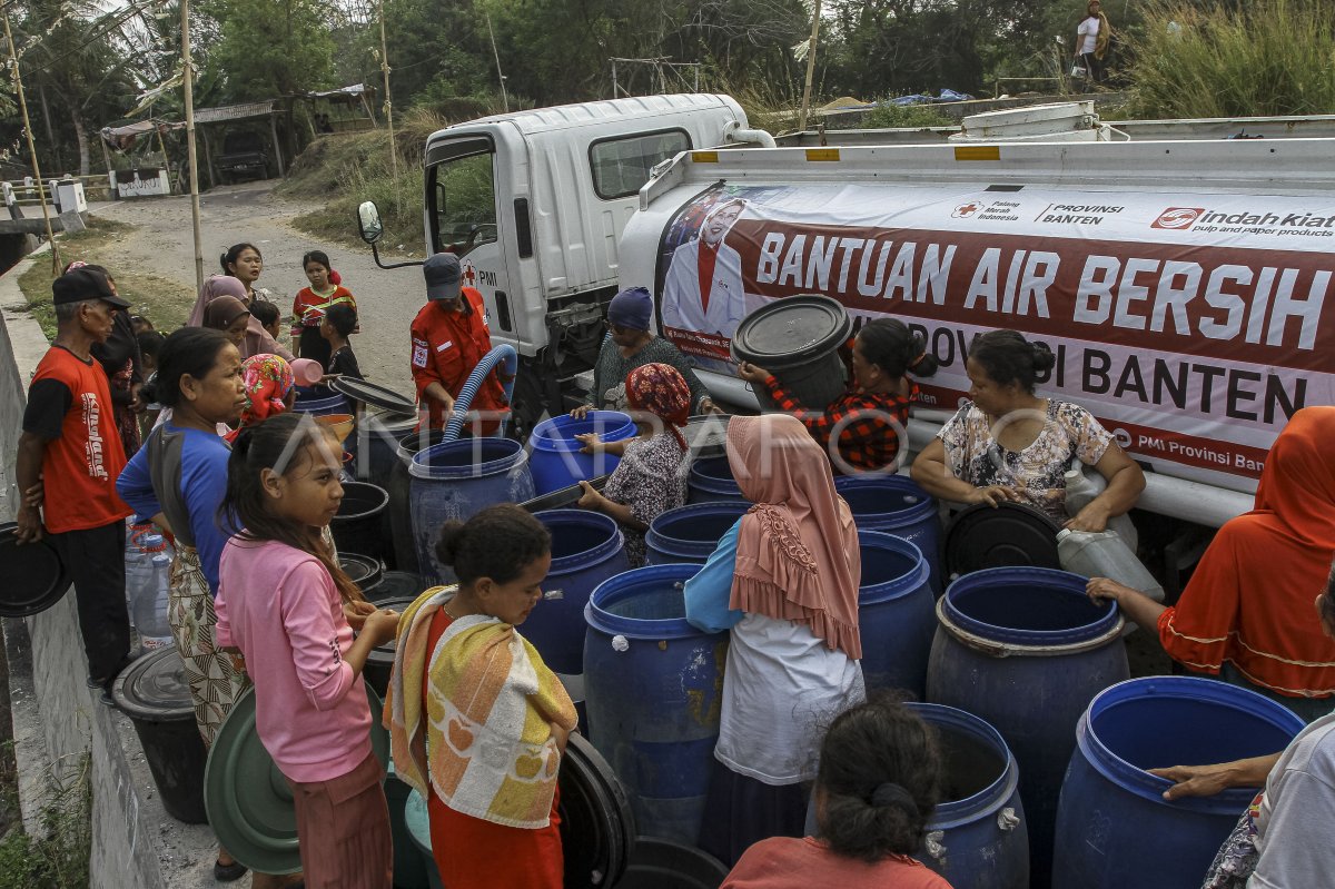 PMI Provinsi Banten distribusikan bantuan air bersih untuk warga | ANTARA Foto