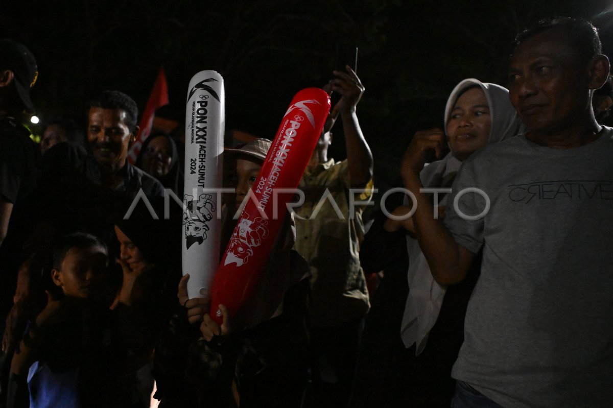 PON XXI Aceh-Sumut: Warga menunggu kedatangan Presiden Jokowi | ANTARA Foto PON XXI Aceh-Sumut: Warga menunggu kedatangan Presiden Jokowi | ANTARA Foto