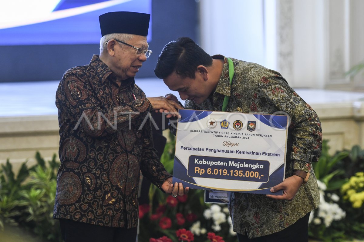 Penyerahan dana insentif fiskal penghapusan kemiskinan ekstrem | ANTARA Foto