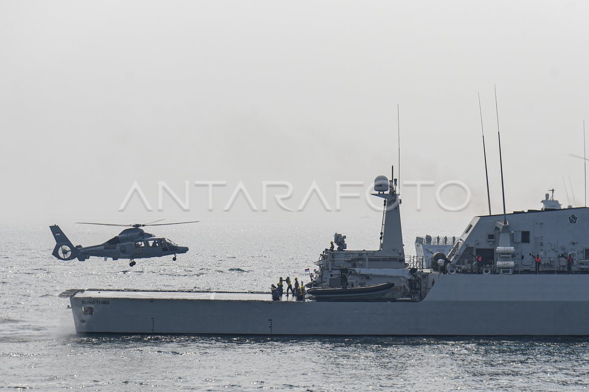 Sailing pass kapal perang dan parade alutsista TNI AL | ANTARA Foto