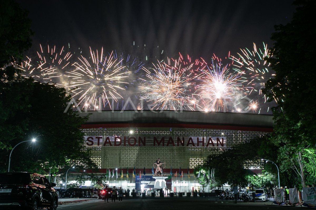 Kembang api pembukaan Peparnas XVII Solo 2024 | ANTARA Foto