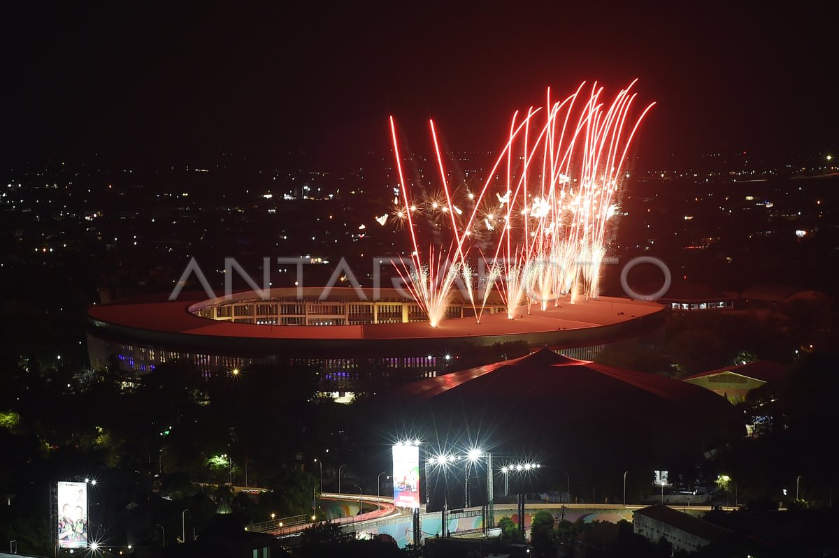 Pesta kembang api pembukaan Peparnas XVII Solo 2024 | ANTARA Foto