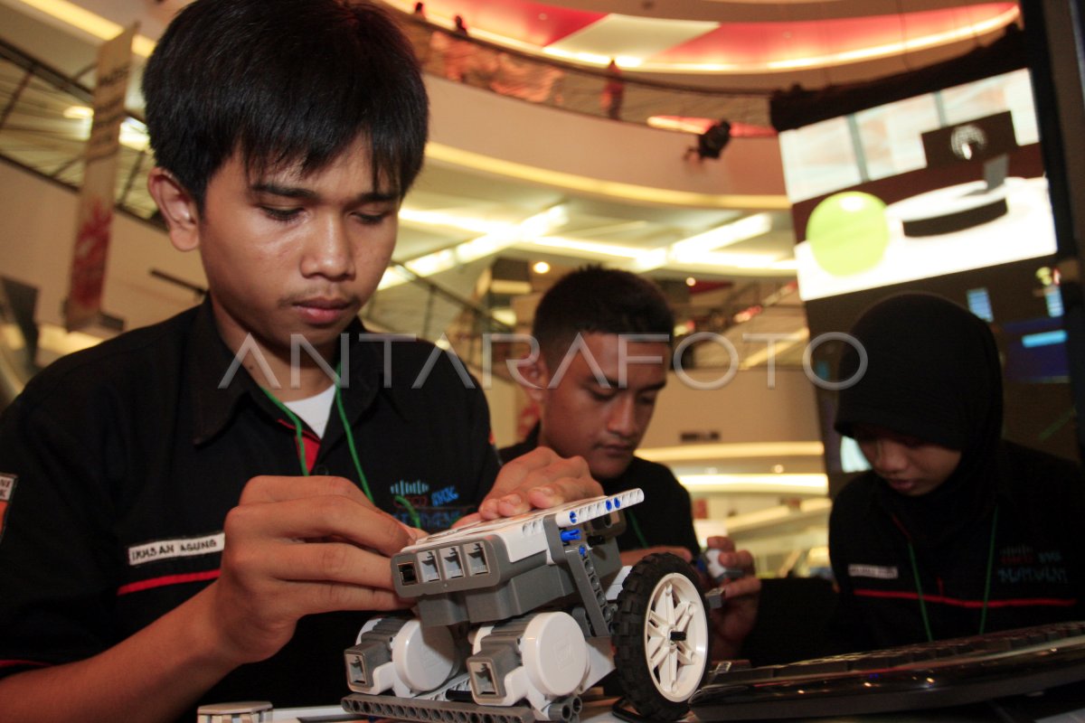 LOMBA ROBOT | ANTARA Foto
