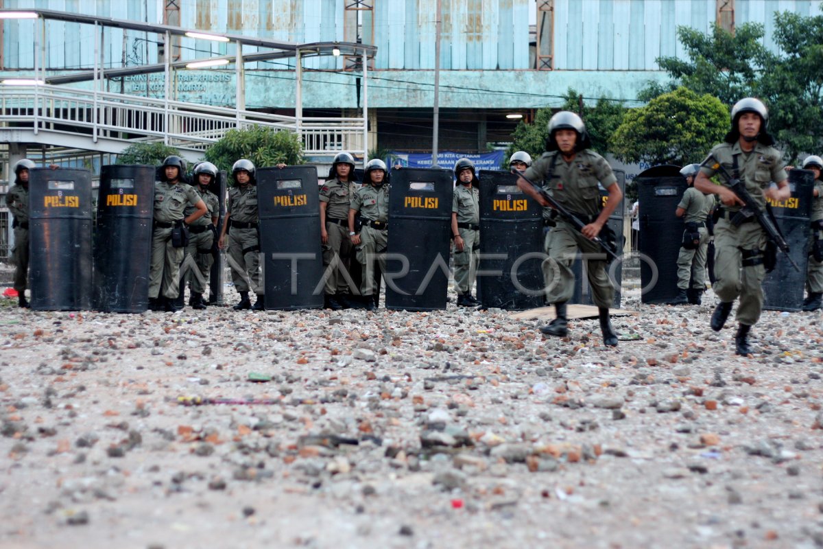 TAWURAN ANTAR WARGA | ANTARA Foto TAWURAN ANTAR WARGA | ANTARA Foto