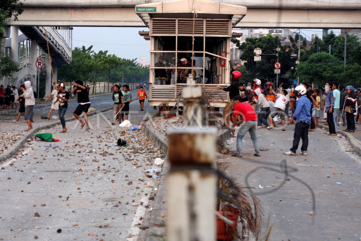TAWURAN ANTAR WARGA | ANTARA Foto TAWURAN ANTAR WARGA | ANTARA Foto