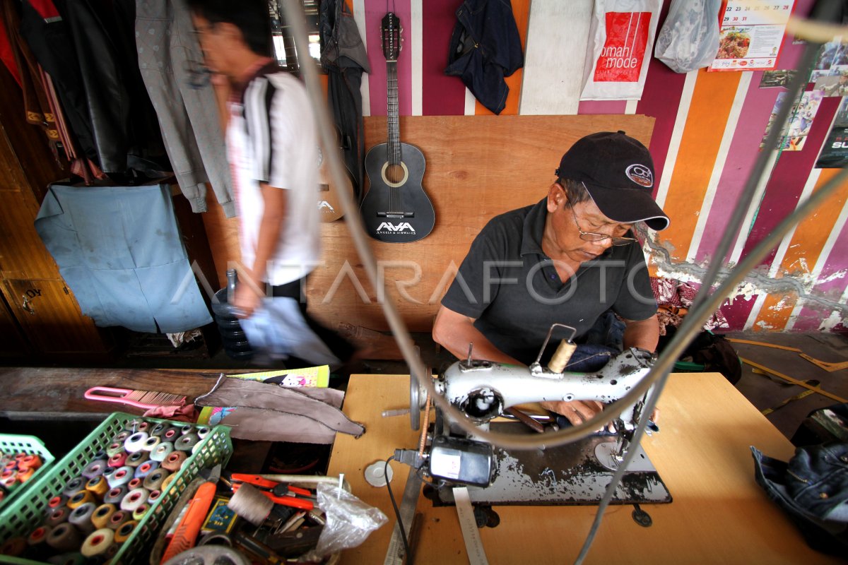 PENJAHIT PINGGIR JALAN | ANTARA Foto