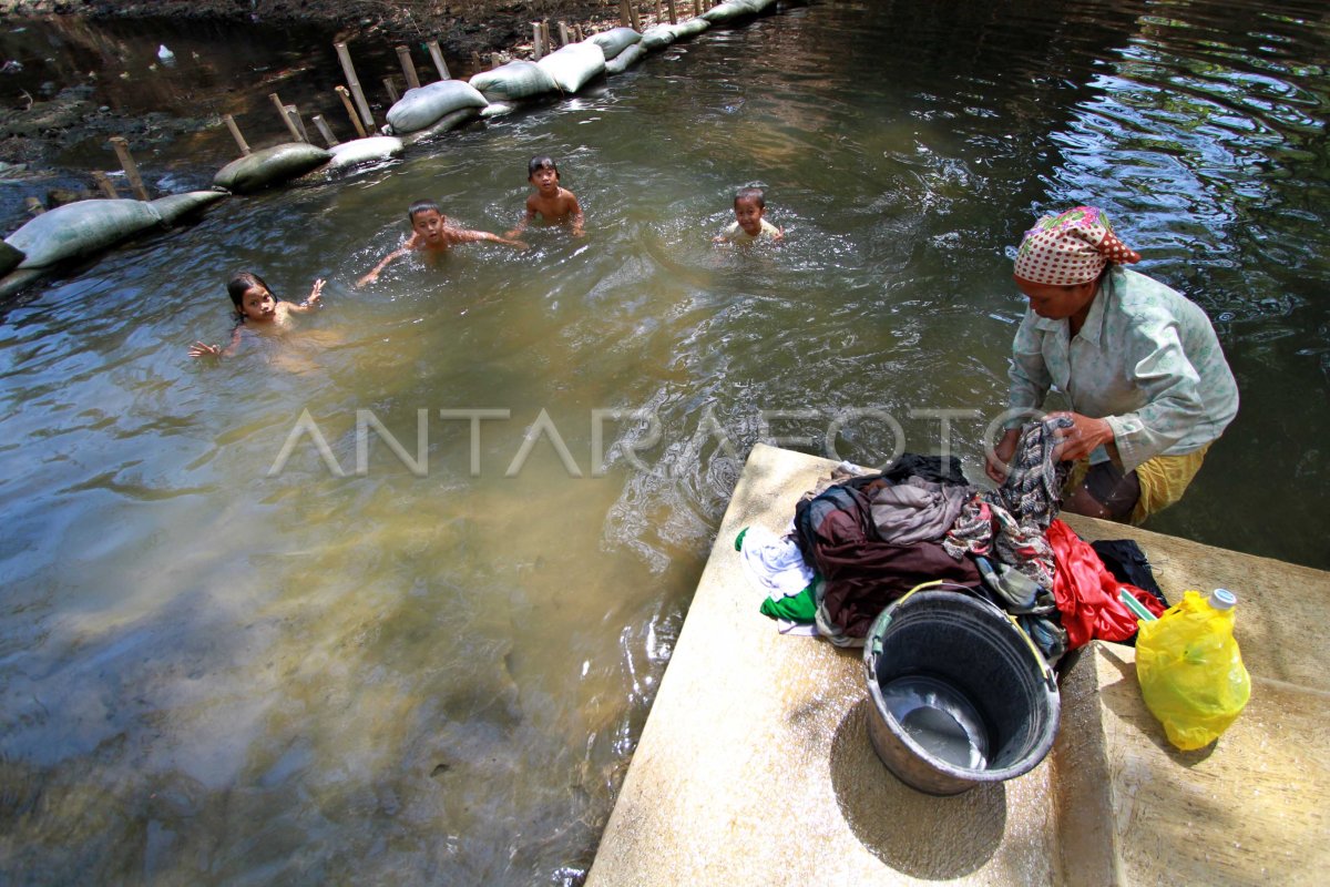 MENCUCI DI SUNGAI | ANTARA Foto