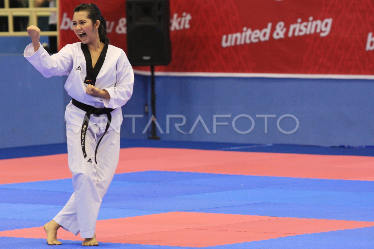 MEDALI EMAS TAEKWONDO | ANTARA Foto