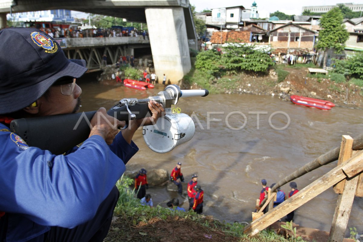 LATIHAN PENANGGULANGAN BENCANA | ANTARA Foto