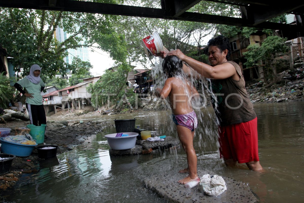 KESULITAN AIR BERSIH | ANTARA Foto