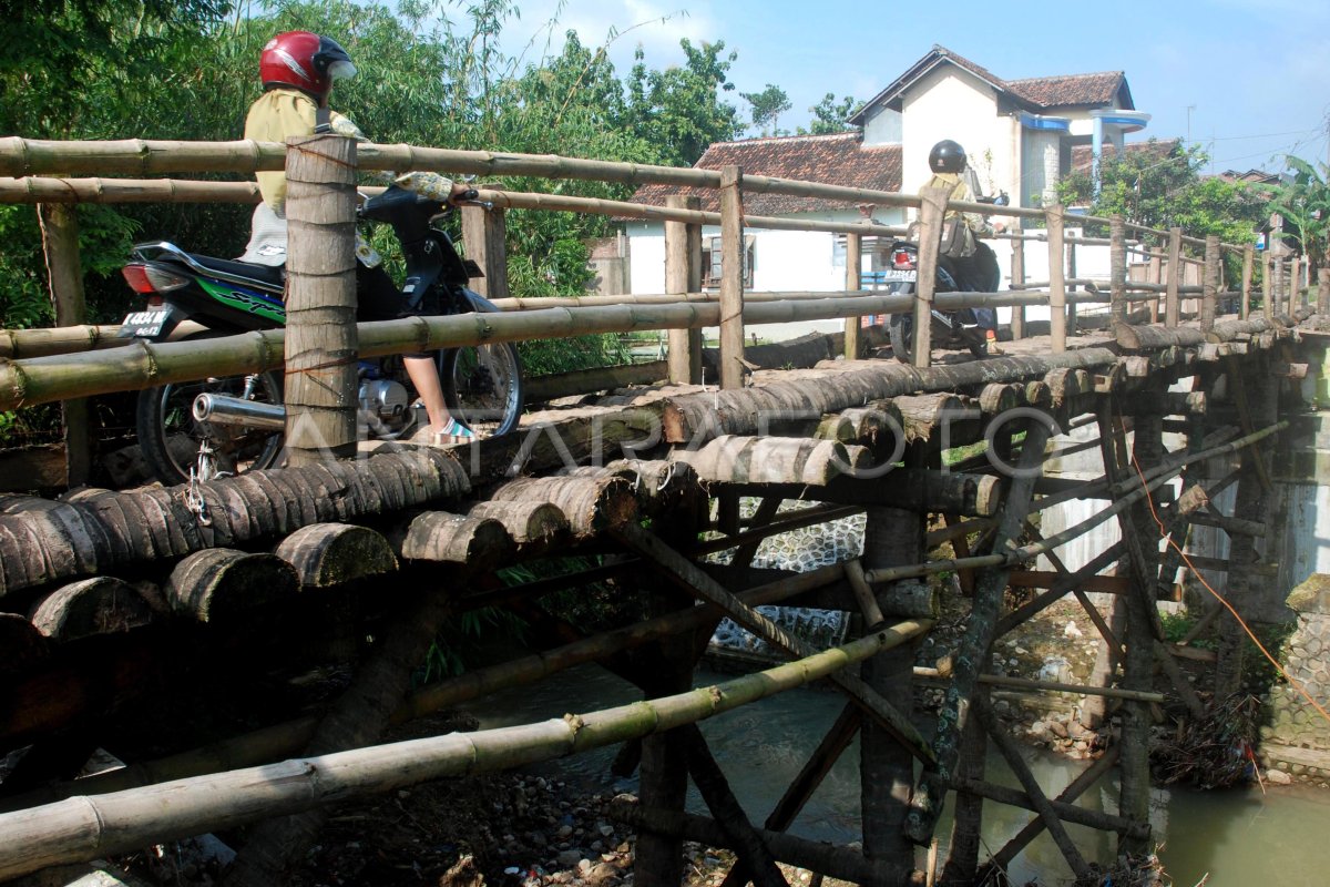 RATUSAN JEMBATAN RUSAK | ANTARA Foto