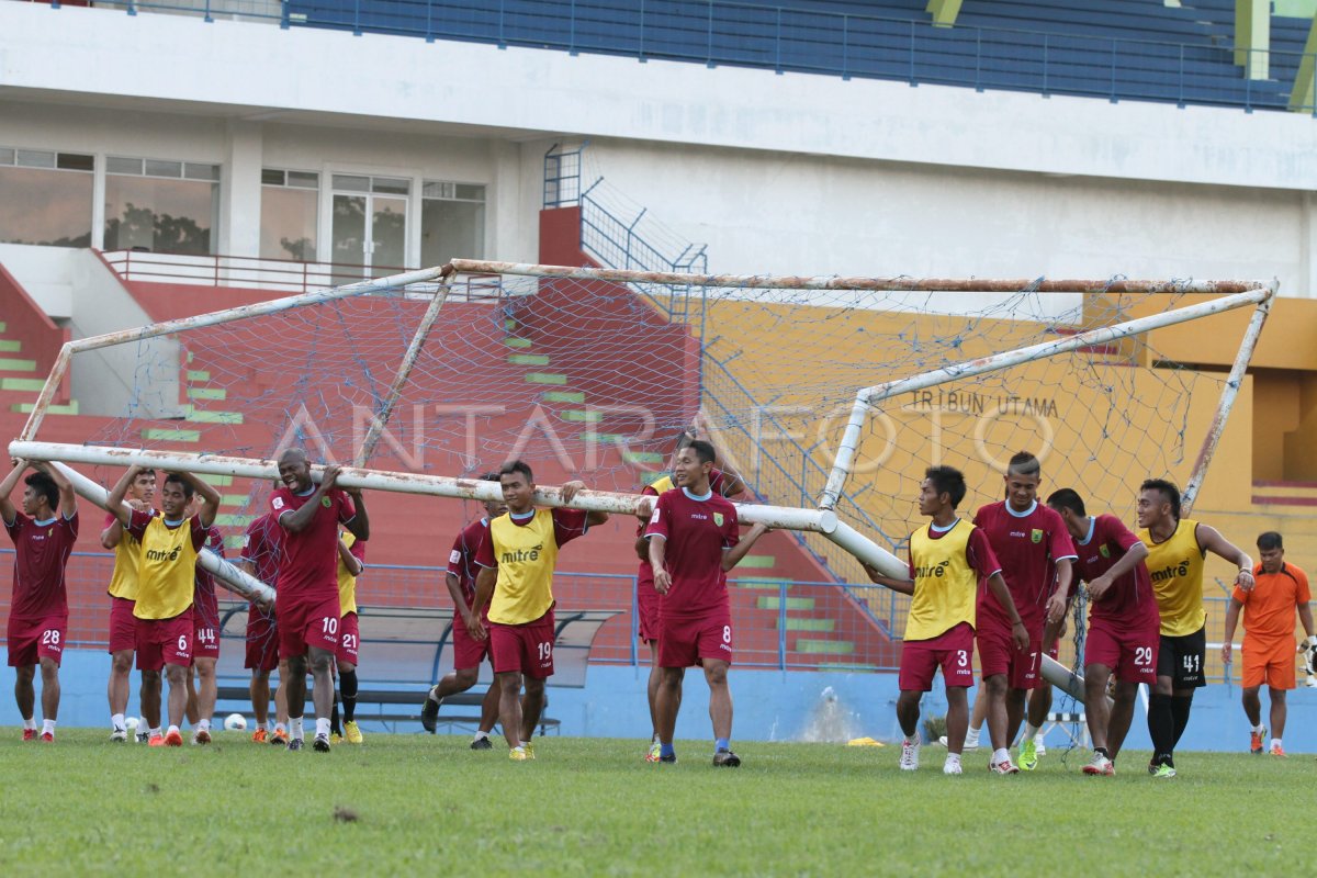 STRATEGI HADAPI PERSEMA | ANTARA Foto STRATEGI HADAPI PERSEMA | ANTARA Foto