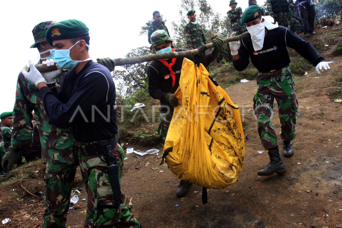 EVAKUASI JALUR DARAT | ANTARA Foto EVAKUASI JALUR DARAT | ANTARA Foto