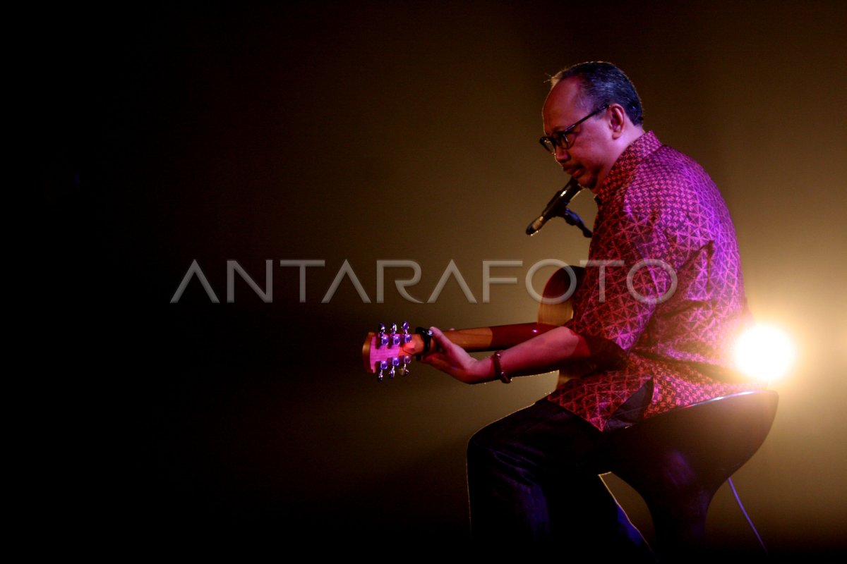 KONSER EBIET G ADE | ANTARA Foto KONSER EBIET G ADE | ANTARA Foto
