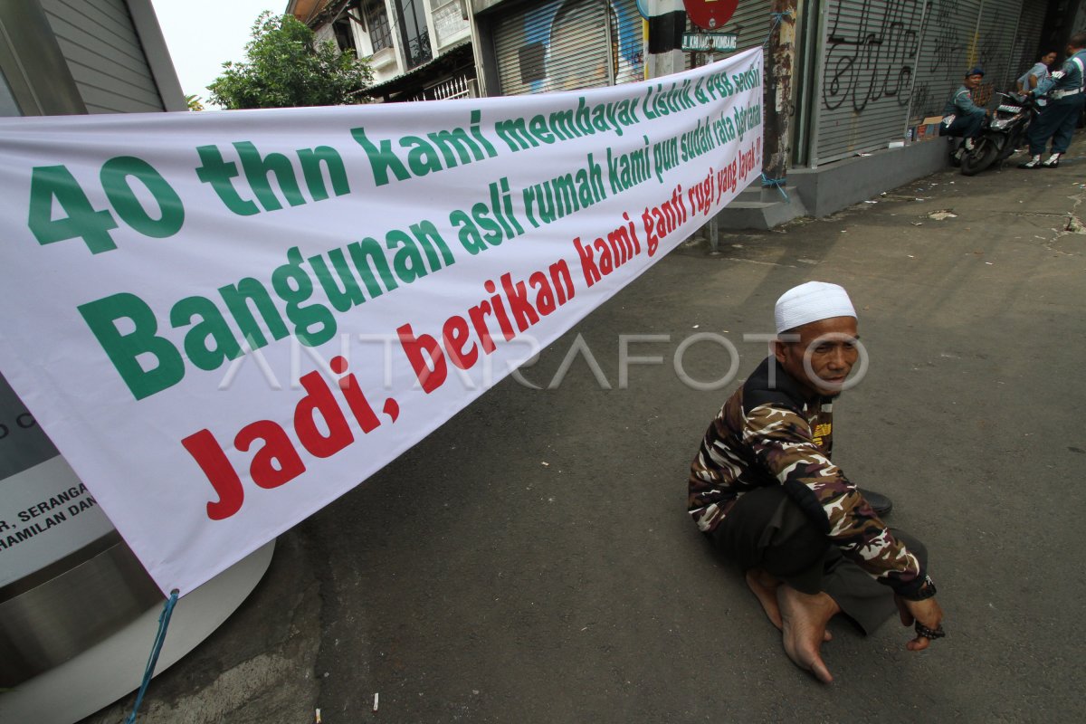 PENYEGELAN RUMAH DINAS | ANTARA Foto PENYEGELAN RUMAH DINAS | ANTARA Foto