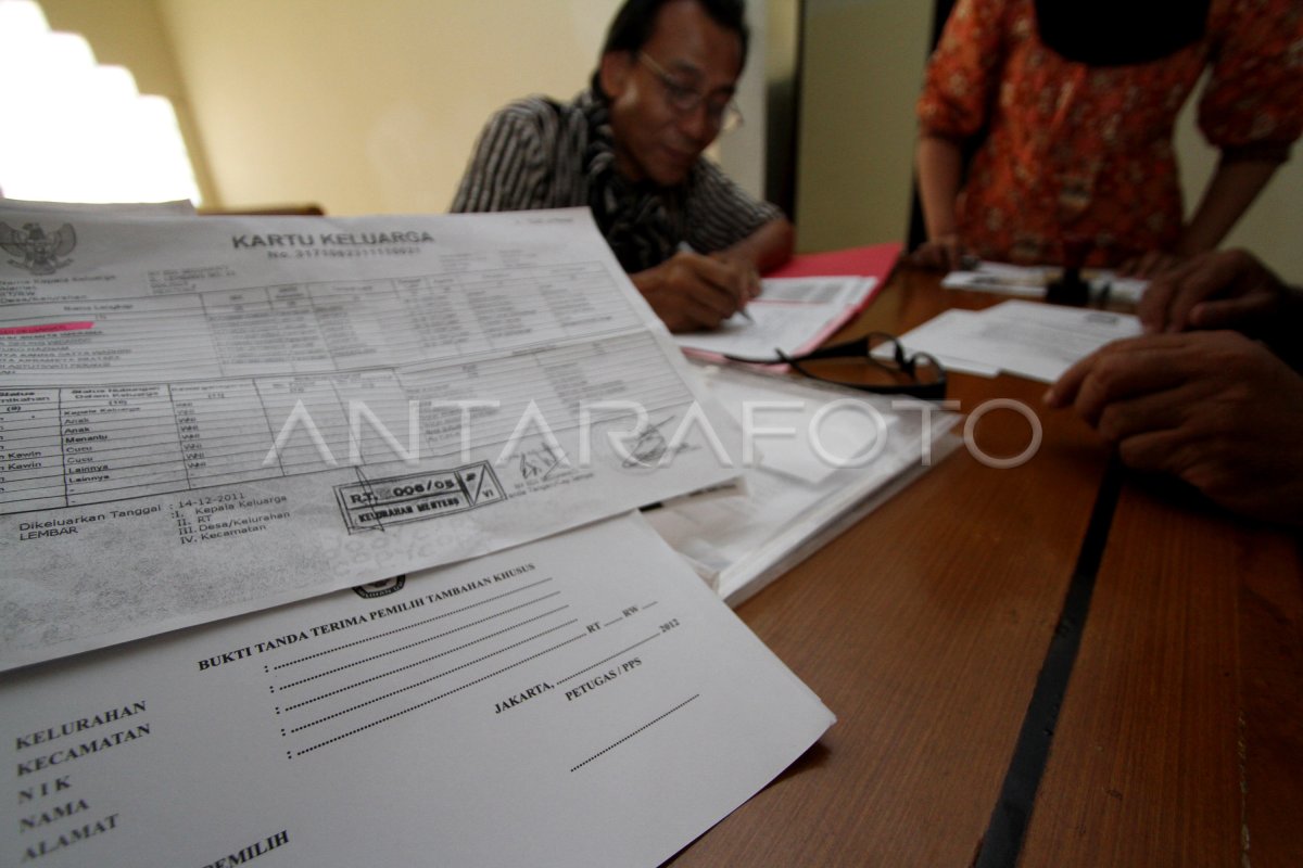 PENDAFTARAN PEMILIH TAMBAHAN | ANTARA Foto PENDAFTARAN PEMILIH TAMBAHAN | ANTARA Foto