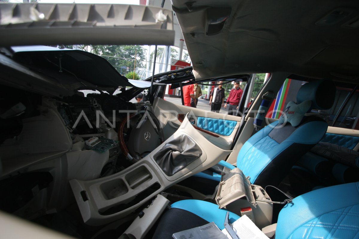 MOBIL TABRAK SPBU | ANTARA Foto MOBIL TABRAK SPBU | ANTARA Foto