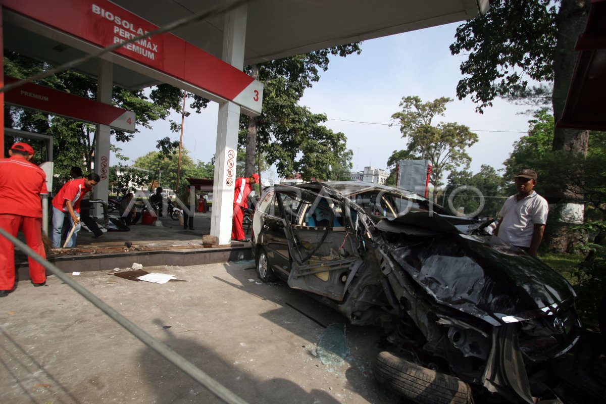 MOBIL TABRAK SPBU | ANTARA Foto MOBIL TABRAK SPBU | ANTARA Foto