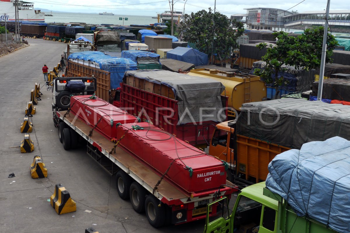 MENUMPUK DI DERMAGA | ANTARA Foto