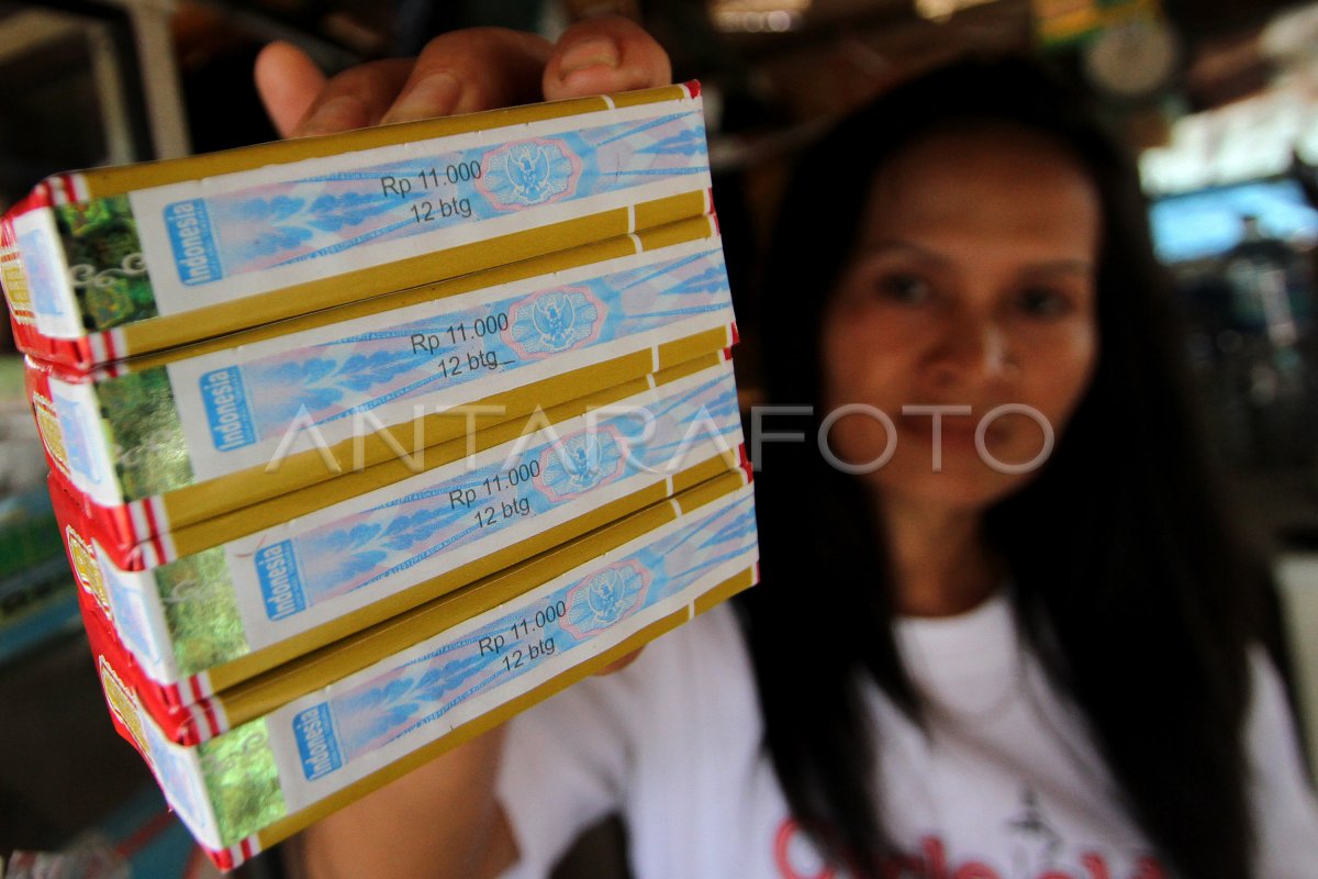 CUKAI ROKOK NAIK | ANTARA Foto