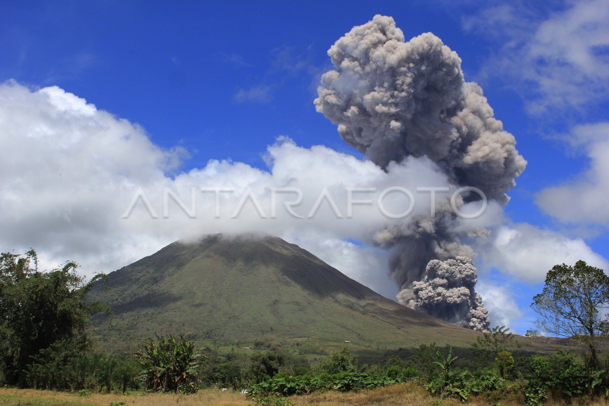 LETUSAN DEBU VULKANIK | ANTARA Foto LETUSAN DEBU VULKANIK | ANTARA Foto