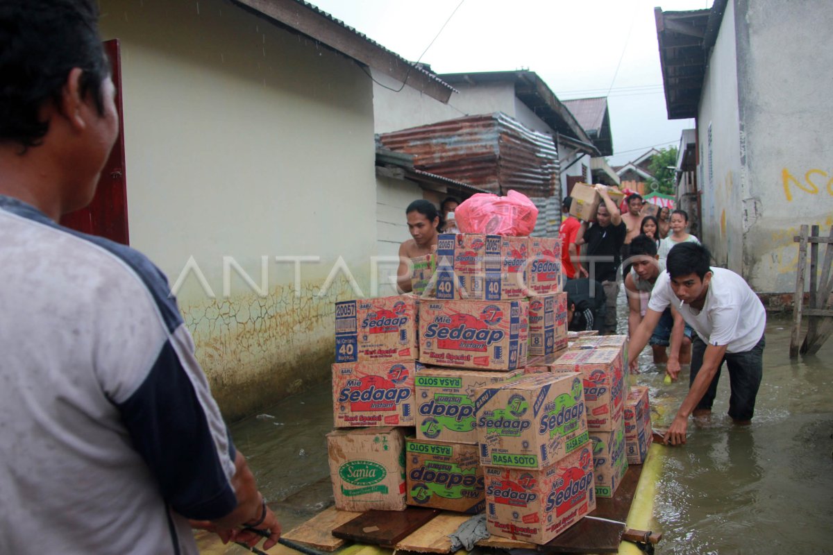 DISTRIBUSI BANTUAN KORBAN BANJIR | ANTARA Foto