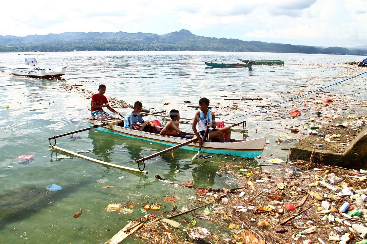 SAMPAH TELUK AMBON | ANTARA Foto SAMPAH TELUK AMBON | ANTARA Foto