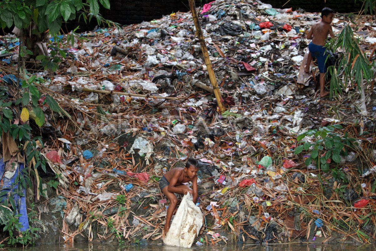 BERSIHKAN SAMPAH SUNGAI | ANTARA Foto BERSIHKAN SAMPAH SUNGAI | ANTARA Foto