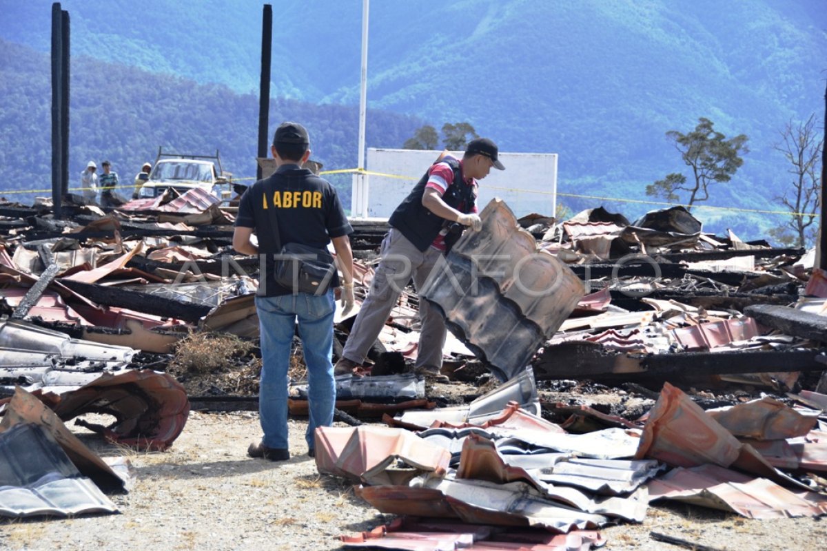 OLAH TKP KEBAKARAN | ANTARA Foto OLAH TKP KEBAKARAN | ANTARA Foto
